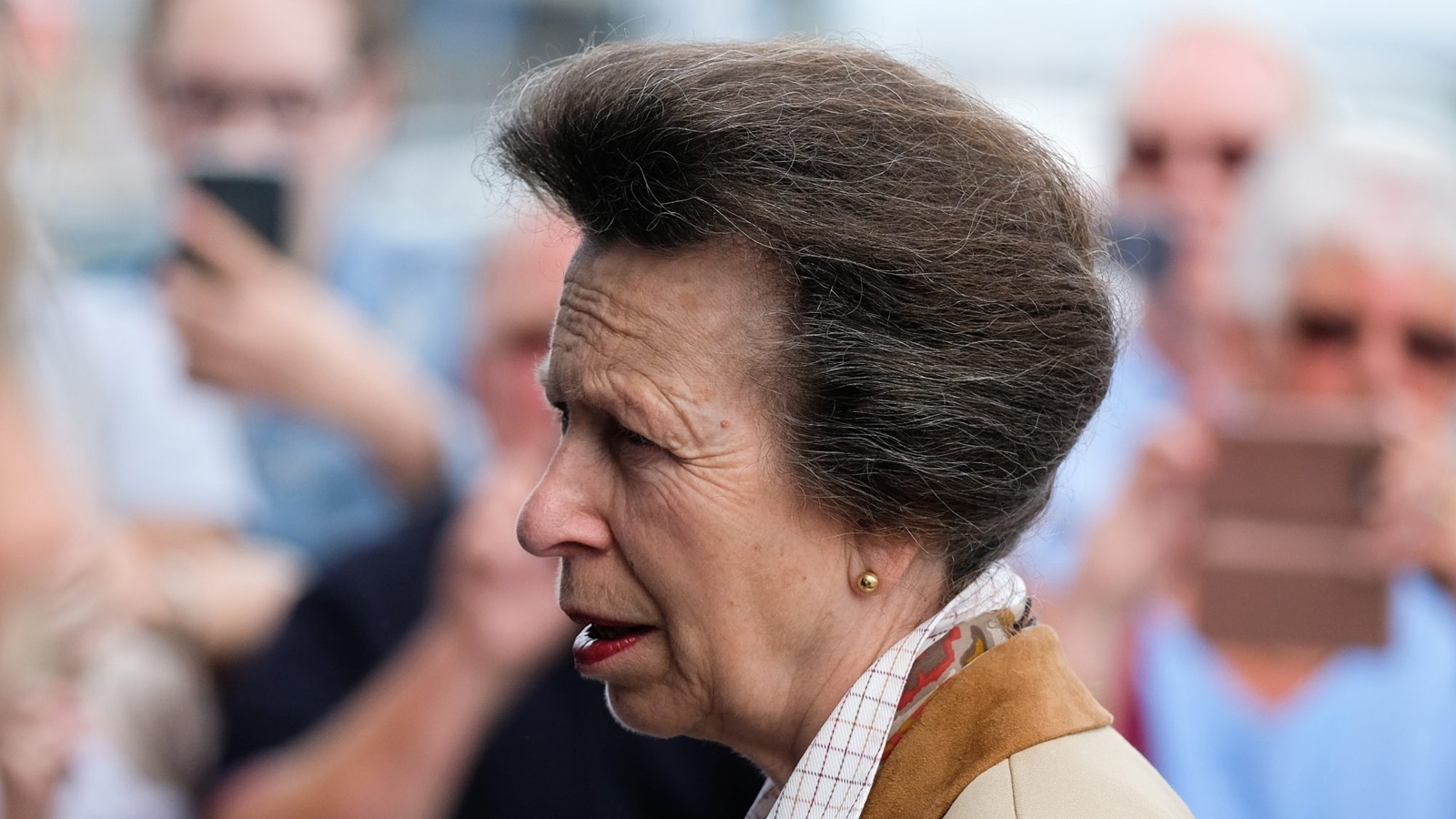 La princesa Anne se ríe de “The Crown” por no saber hacer su peinado